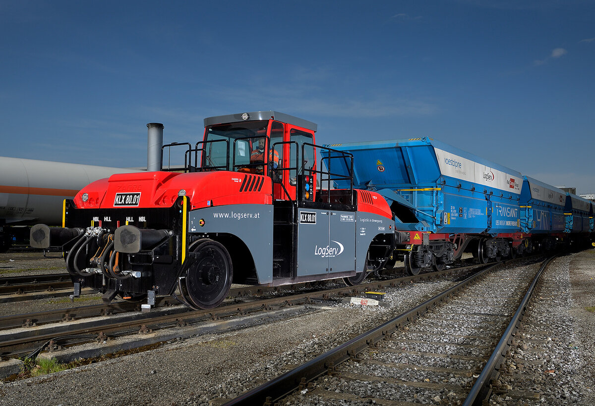 Battery-powered shunting vehicle ZAGRO E-MAXI XXL in use at LogServ in ...