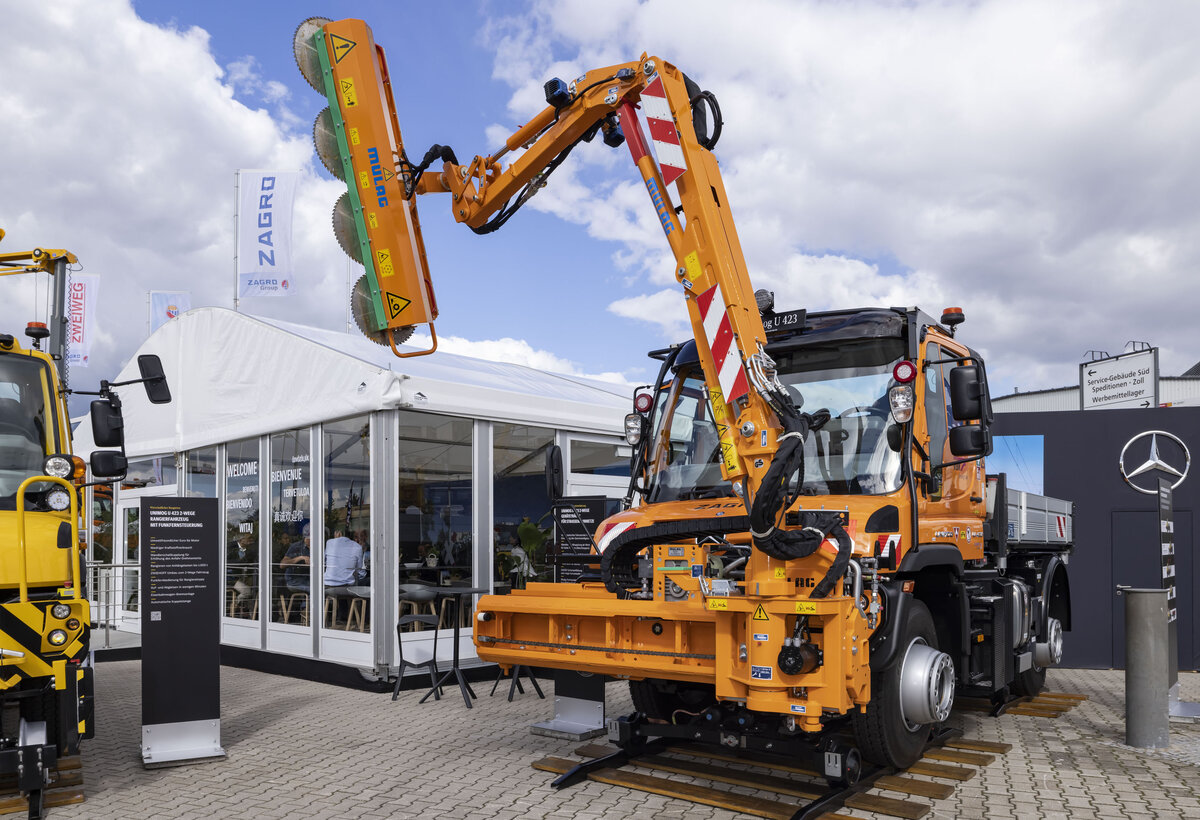 Fahrzeugübergabe an die Verkehrsbetriebe Karlsruhe auf der InnoTrans in ...