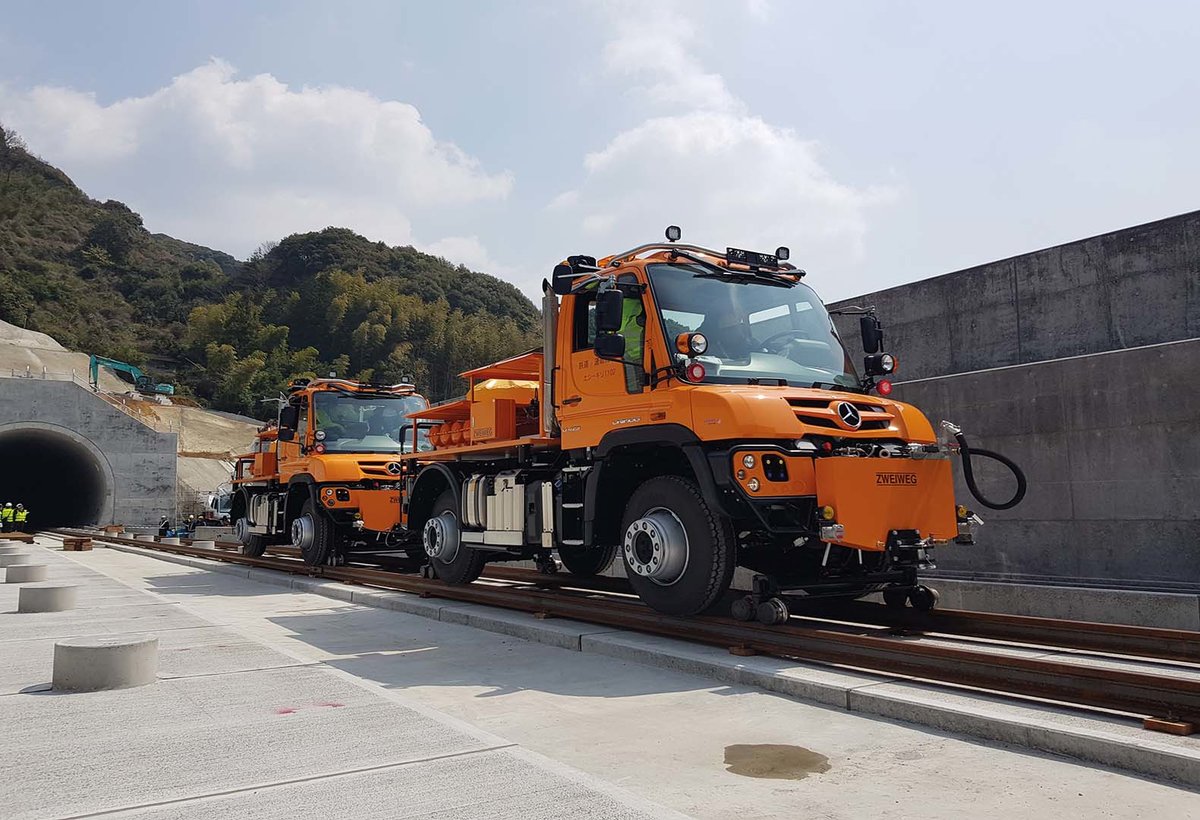 Hoch hinaus in Japan: Zweiwege-Unimog erbringen seit Jahrzehnten eine ...