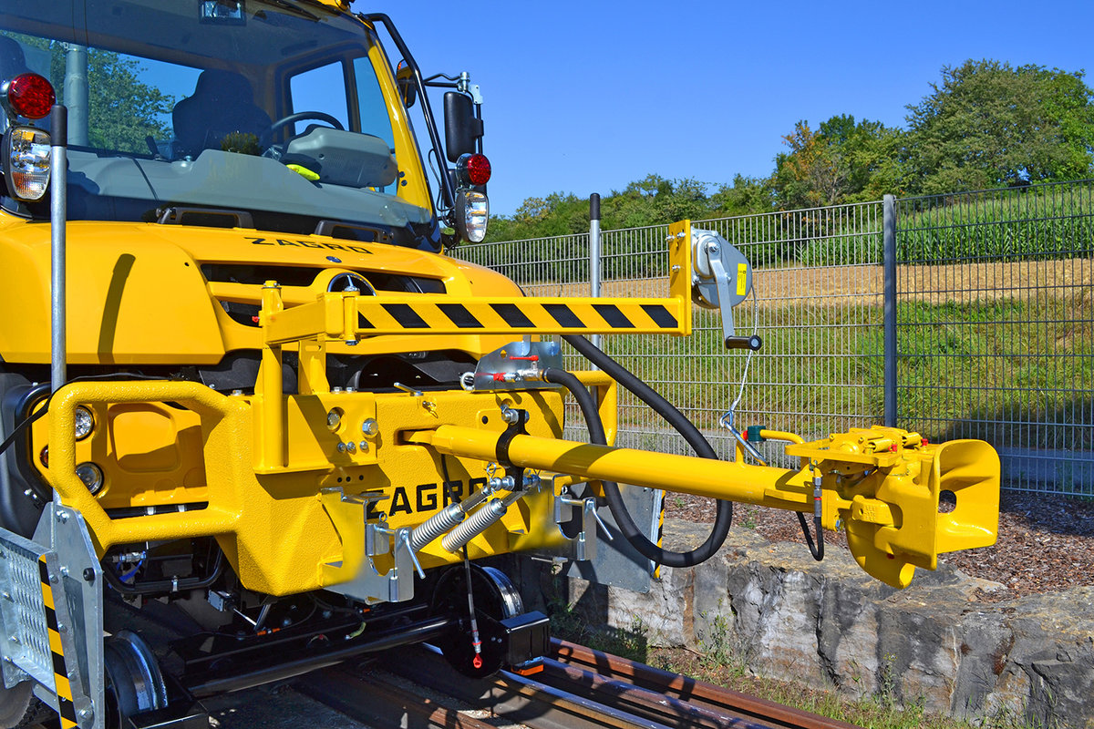 ZAGRO road/rail Unimog U 423 now available with lifting aid for the ...
