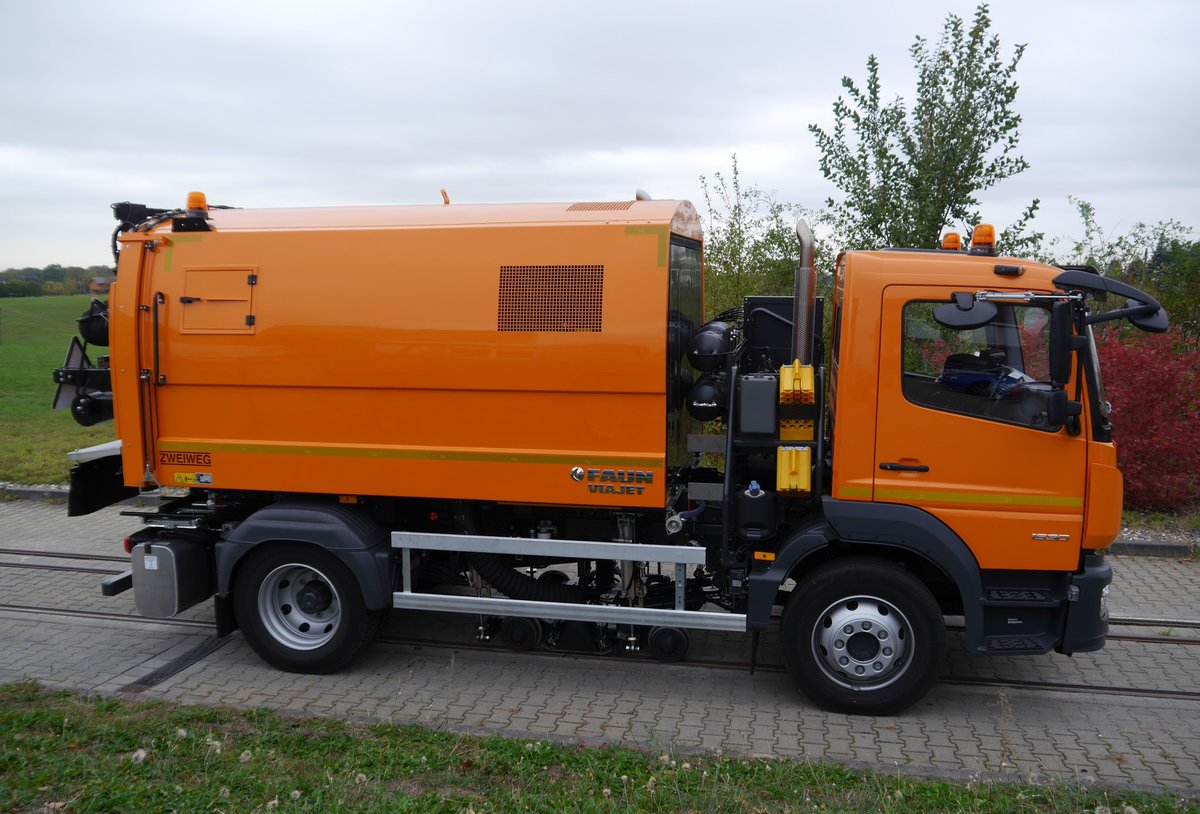 Cleaning Vehicle for Track and Grooved Rails